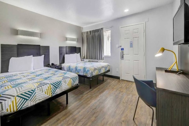 2 Full Beds  Non-smoking - Denton, TX