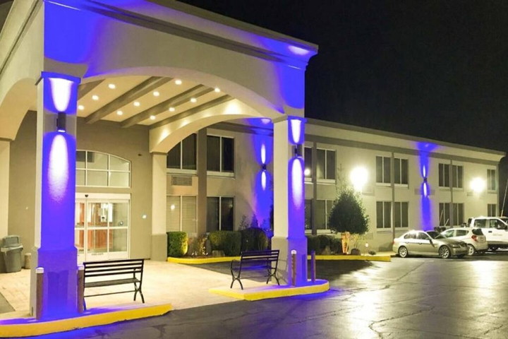 2 Full Beds Non-smoking Micfridge - Tupelo, MS