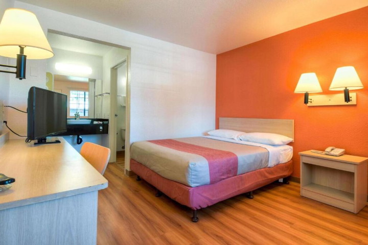 1 Queen Bed - La Verne, CA