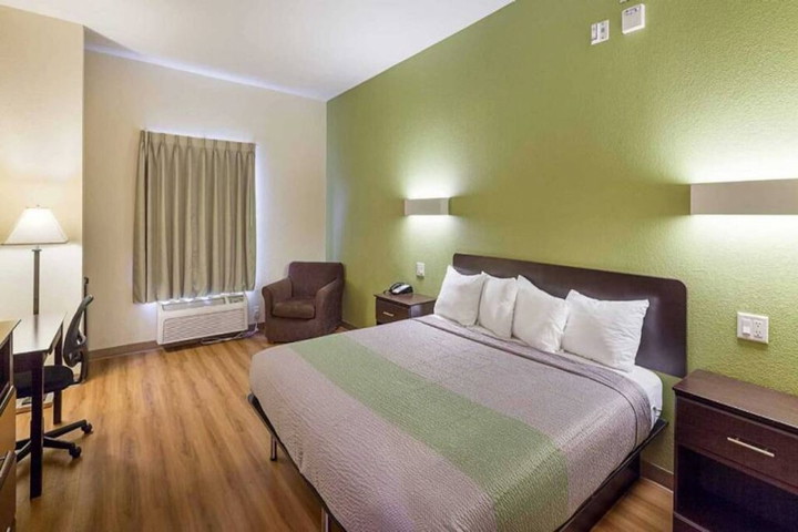 1 King Bed Suite Smoking - Fort Worth, TX
