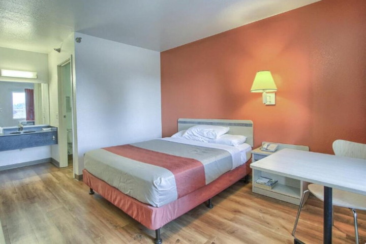 Queen Bed Non-smoking - Harrisburg, PA