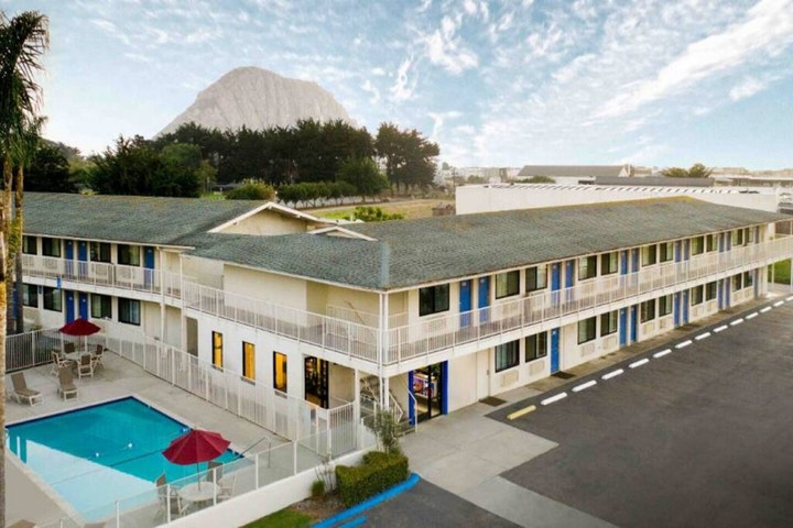 1 King Bed  Micfridge - Morro Bay, CA