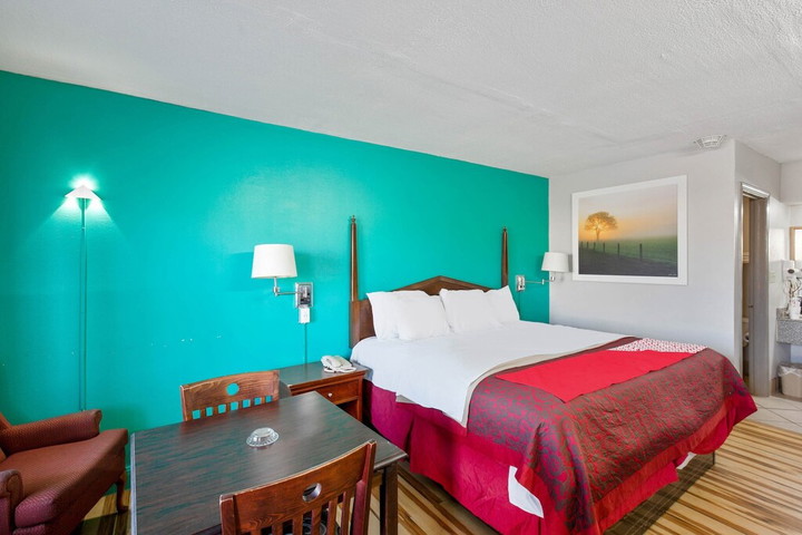 King Bed With Jetted Tub - Columbia, TN