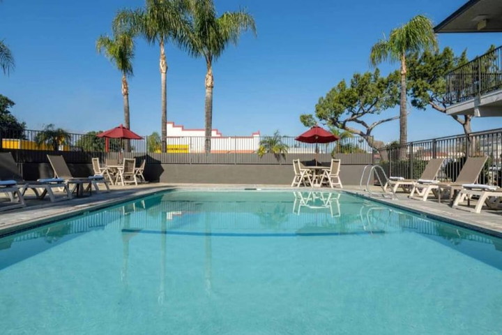 1 Queen Bed  Ada/ri Shower/mini Fridge - Ontario, CA