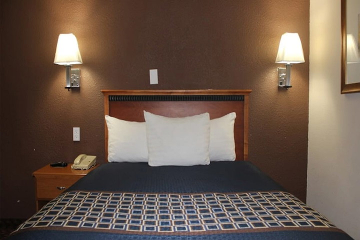 Queen Bed Smoking - Nebraska