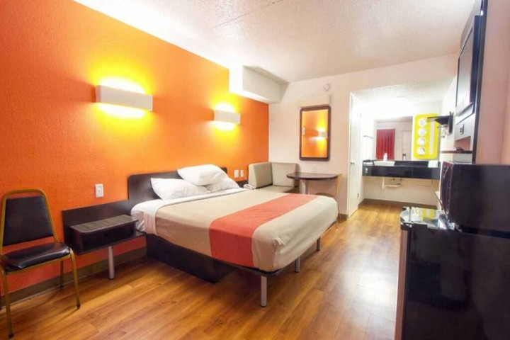 1 King Bed Micfridge - New Brunswick, NJ