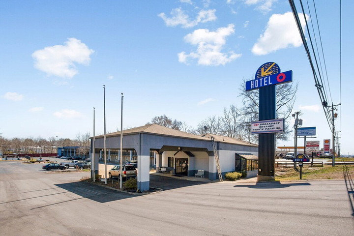 2 Full Bed Smoking - Columbia, TN