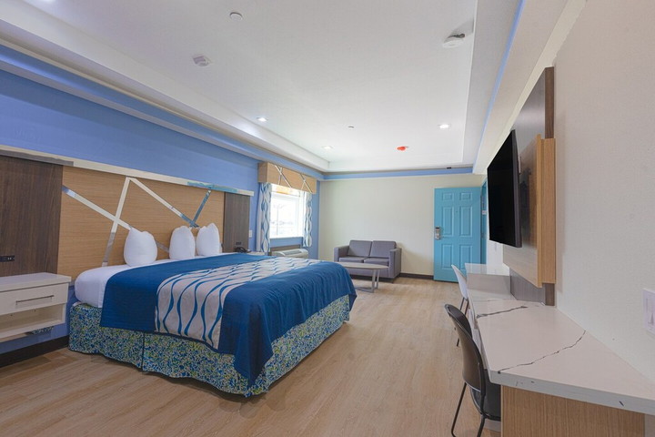 King Bed With Kitchenette Non-smoking - Stafford, TX