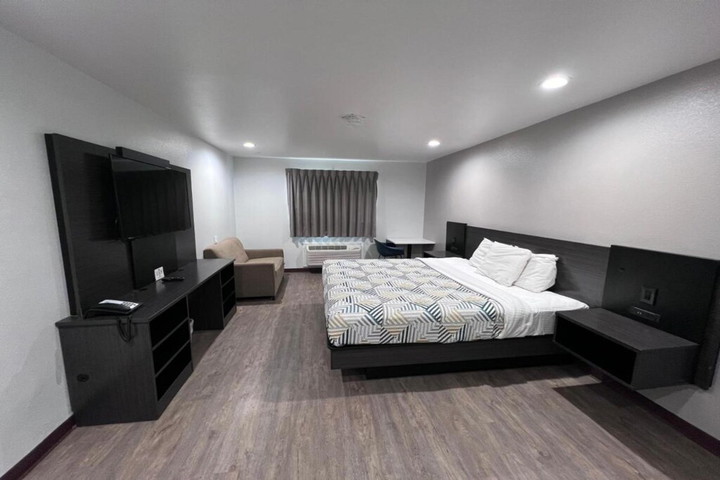 1 King Bed  Mob Acc Ri Shwr Nsmk Micfridg - Laughlin, NV