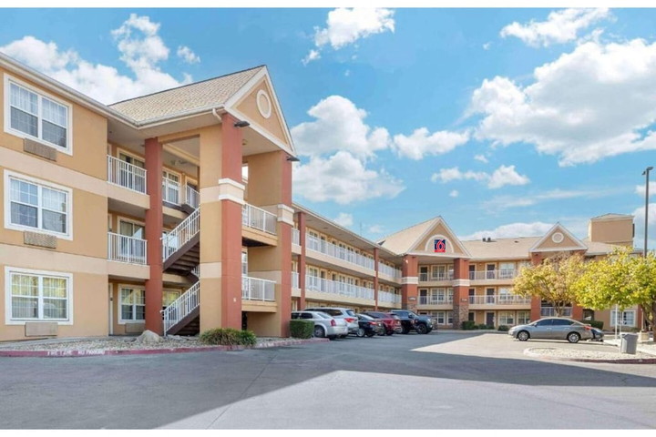 2 Full Beds | Non-smoking, Kitchen - Fresno, CA