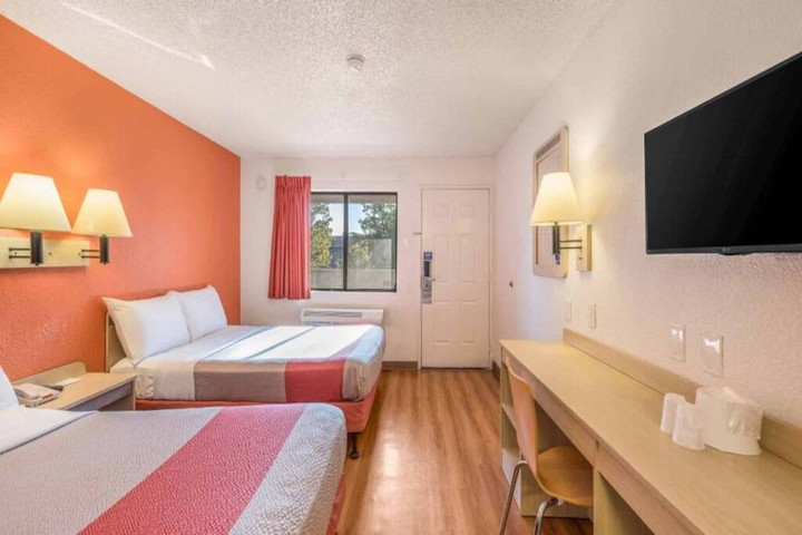2 Full Beds  Mini Fridge - Fairfield, CA