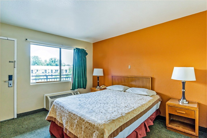 Premium Queen Bed Smoking - Louisiana