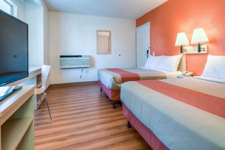 2 Queen Beds Deluxe Mini Fridge - Hacienda Heights, CA