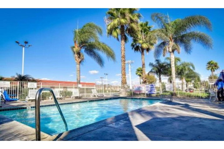 1 Queen Bed Suite Smoking Micfridge - Corona, CA