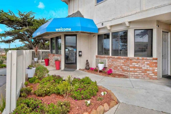 1 Queen Bed Non-smoking - Monterey