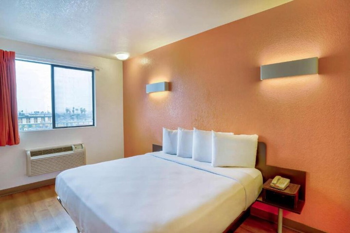 1 King Bed Nsmk Fridge Hear Impair Shower - Hermosa Beach, CA