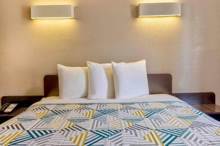1 King Bed Non-smoking - Bryan, TX