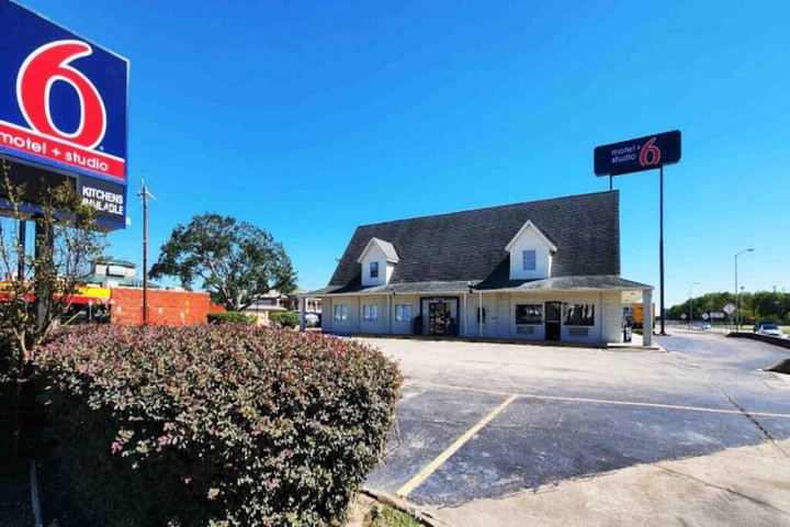 2 Queen Beds Non-smoking Kitchen - League City, TX