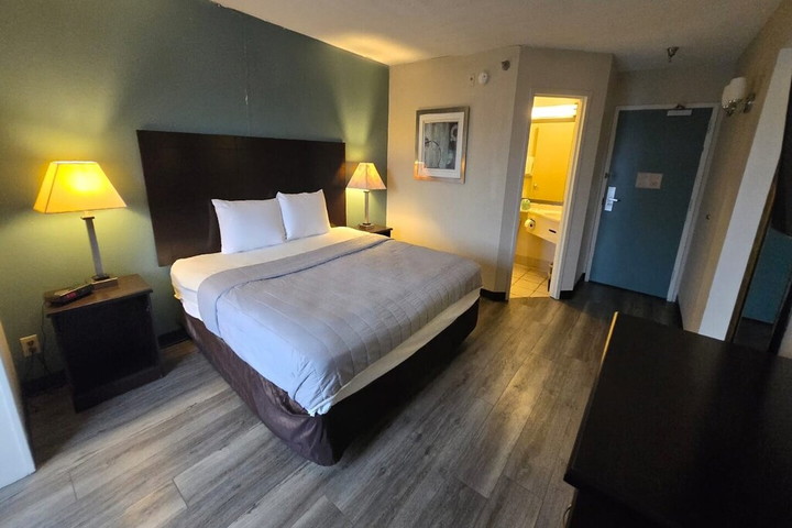 King Bed - Akron, OH