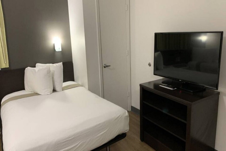 1 King Bed Non-smoking Kitchen - Hampton, VA