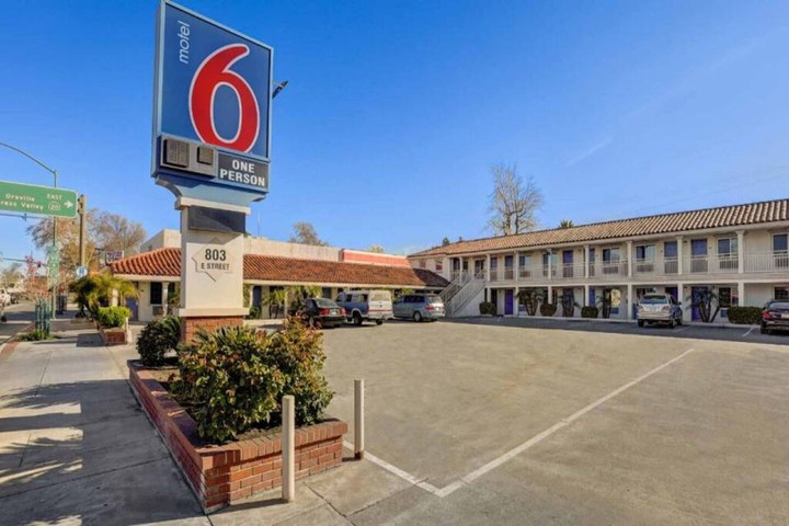 1 Full Bed  Smoking Micfridge - Yuba City, CA