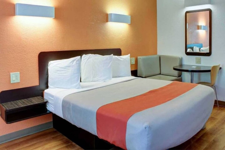 1 King Bed Mobility Accessible Tub Nsmk - Bishop, CA