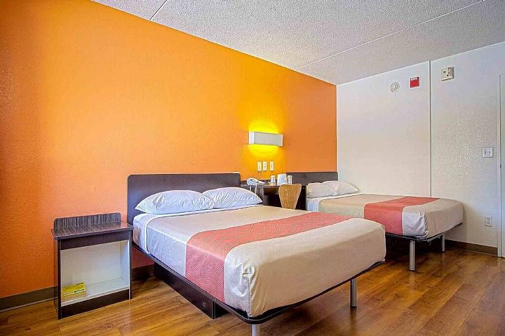 2 Queen Beds Micfridge - New Brunswick, NJ