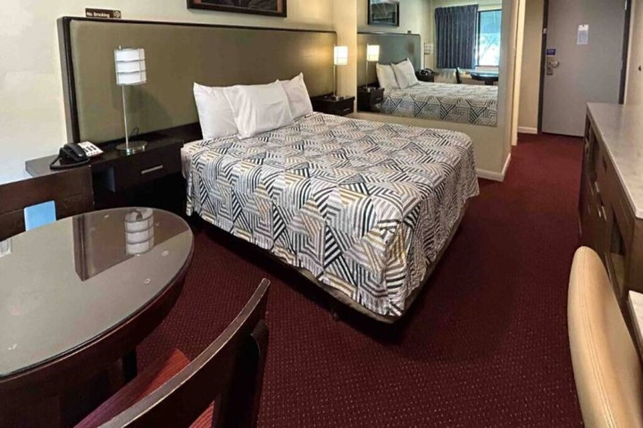 1 King Bed  Non-smoking Micfridge - Huntington Beach, CA