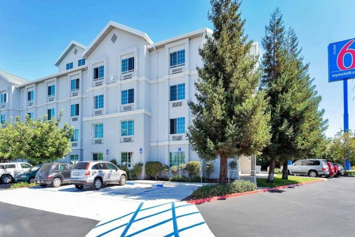 1 Queen Bed Mobil Acces Tub Nsmk Minifridg - San Carlos, CA