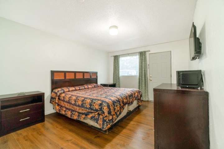 King Bed Smoking - Palestine, TX