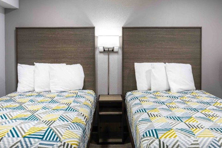 2 Queen Beds  Suite Smoking Kitchen - Hickory, NC
