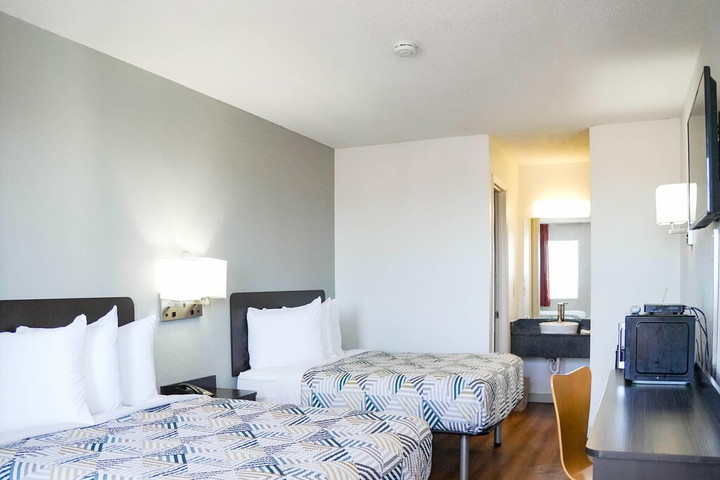 2 Queen Beds Non-smoking Micfridge - Rolla, MO