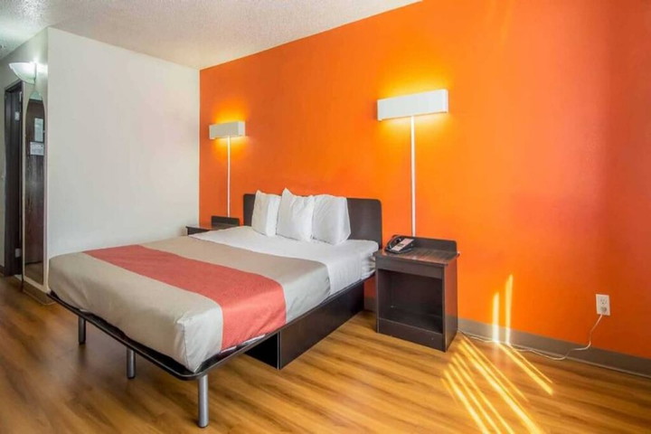 1 King Bed Smoking - Richardson, TX