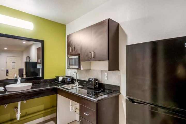 1 King Bed  Smoking Kitchen - Huntsville, TX