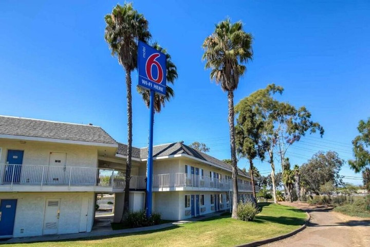 1 Full Bed  Ada/ri Shower - San Diego