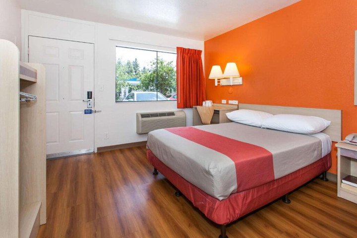 1 Queen Bed - Downey