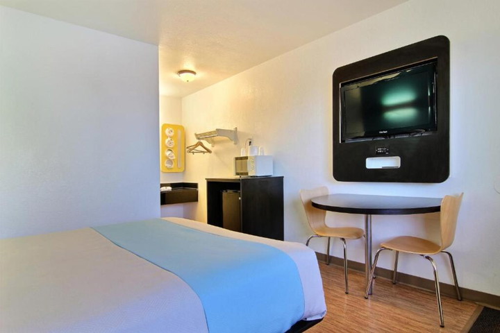 1 Queen Bed  Mobil Access Tub Nsmk Micfridg - Carlsbad, NM