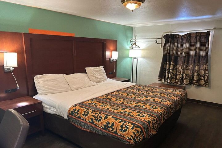 King Bed Smoking - Indiana