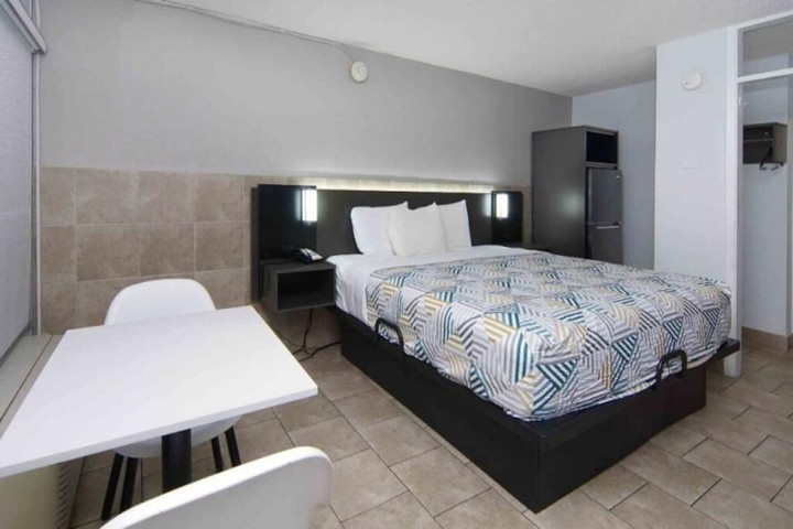 1 King Bed  Non-smoking Kitchen - Mesquite, TX