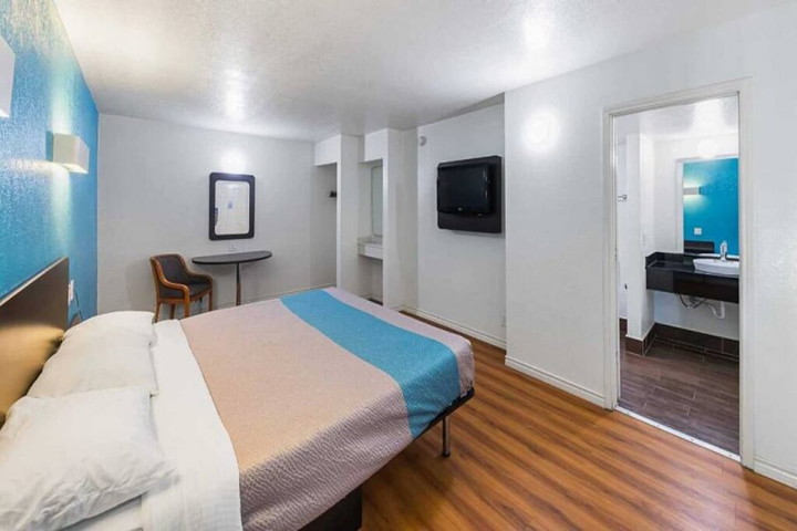 1 King Bed  Smoking - Grand Prairie, TX