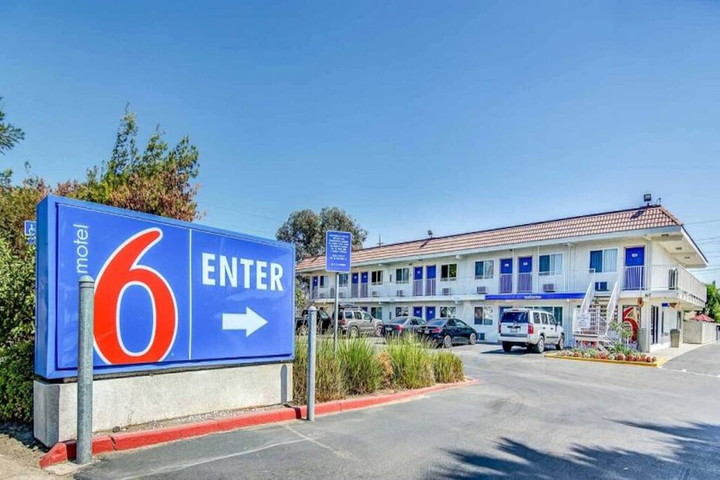 2 Full Beds  Micfridge - Stockton, CA