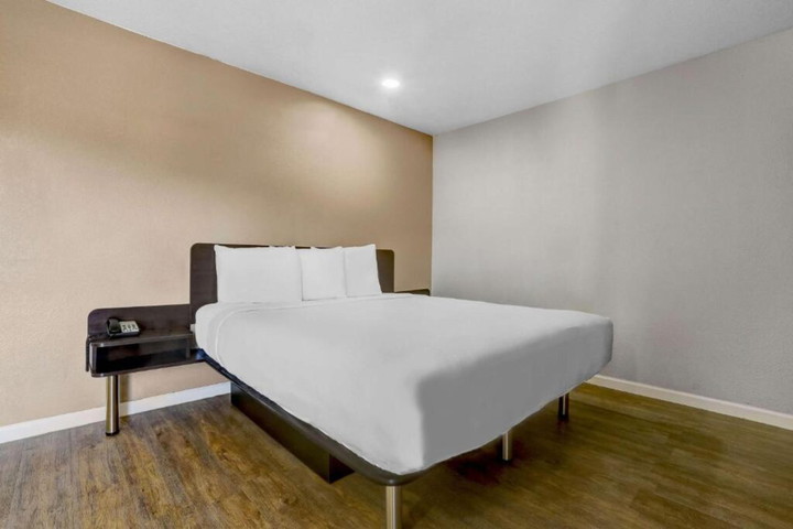 1 King Bed  Nsmk Balcony Micfridge Sofa-bed - Ukiah, CA