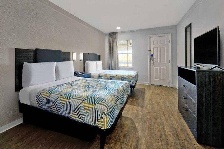 2 Full Beds  Smoking - Denton, TX