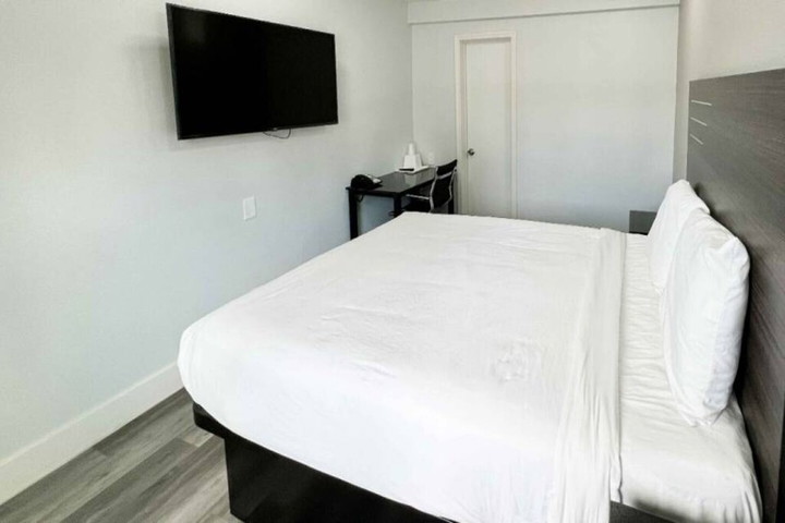 1 Queen Bed  Non-smoking Micfridge - 샌타크루즈