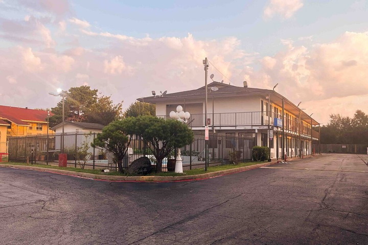 2 Full Beds  Smoking - Lancaster, TX