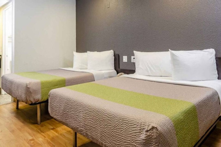 2 Queen Beds  Non-smoking Kitchen - Fresno, CA