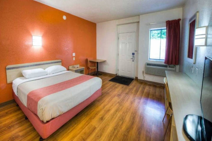 1 Queen Bed Smoking - Connecticut