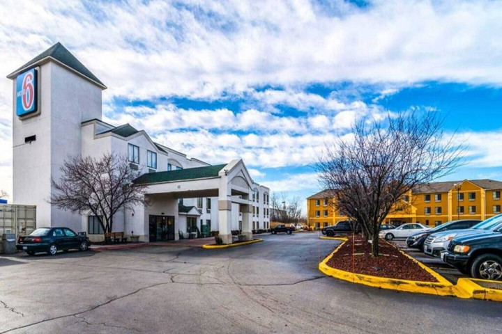 2 Full Beds  Smoking - Worth, IL