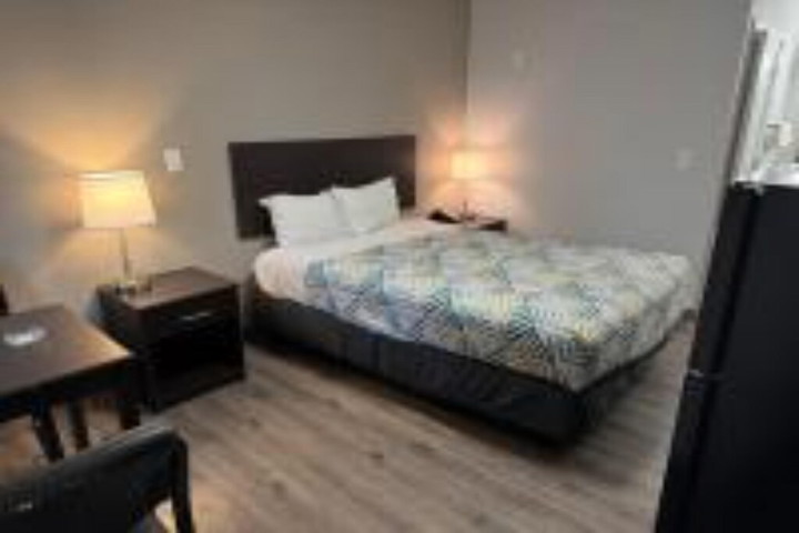 1 Queen Bed Smoking Micfridge - Beaverton, OR