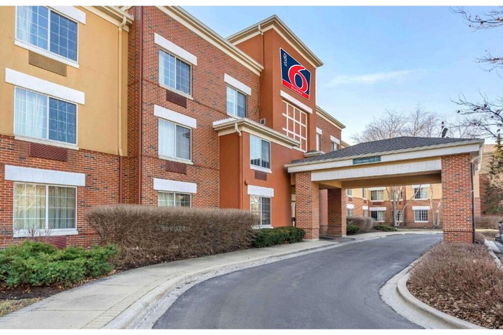 1 King Bed | Non-smoking, Kitchen, Shower - Arlington Heights, IL
